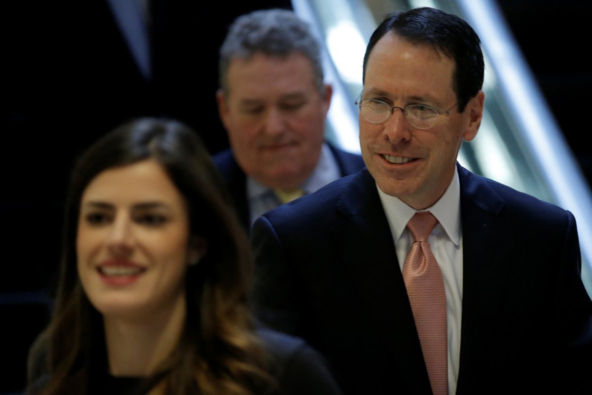 Chân dung trợ lý cá nhân 26 tuổi xinh đẹp của Tổng thống Trump