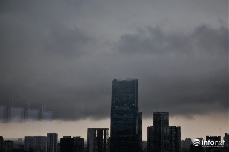 Bầu trời Hà Nội trong cơn dông, 3h chiều trời đã tối đen như mực