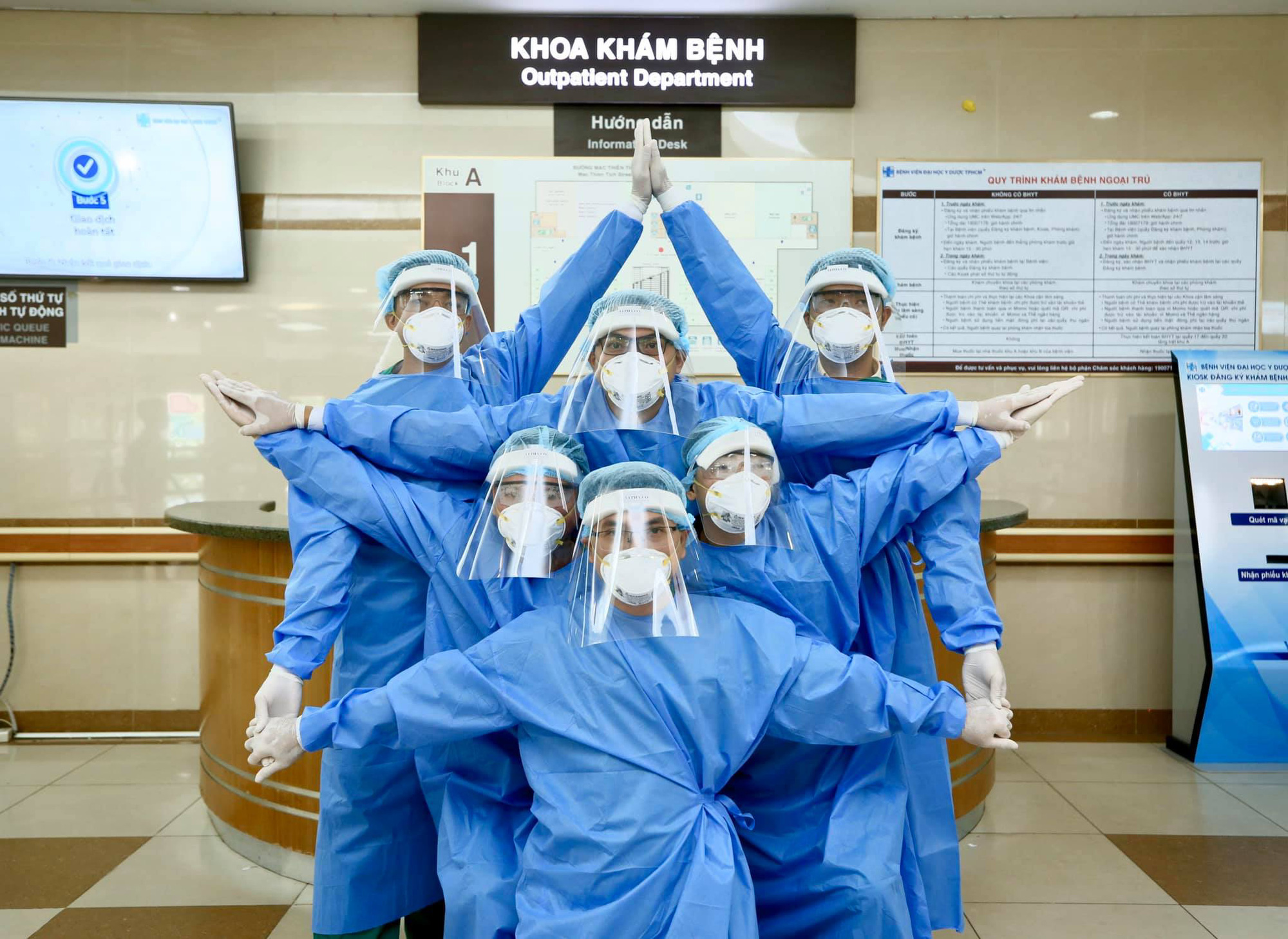 Các bác sĩ BV Đại học Y Dược xếp hình ngôi sao hy vọng, truyền đi thông ...