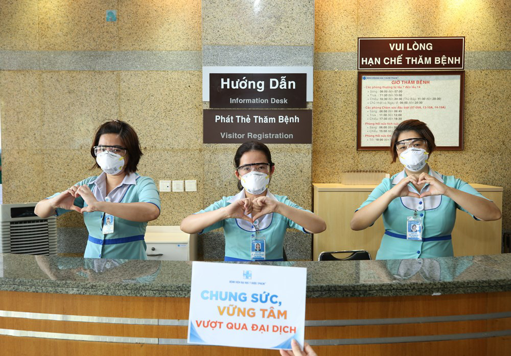 Các bác sĩ BV Đại học Y Dược xếp hình ngôi sao hy vọng, truyền đi thông ...