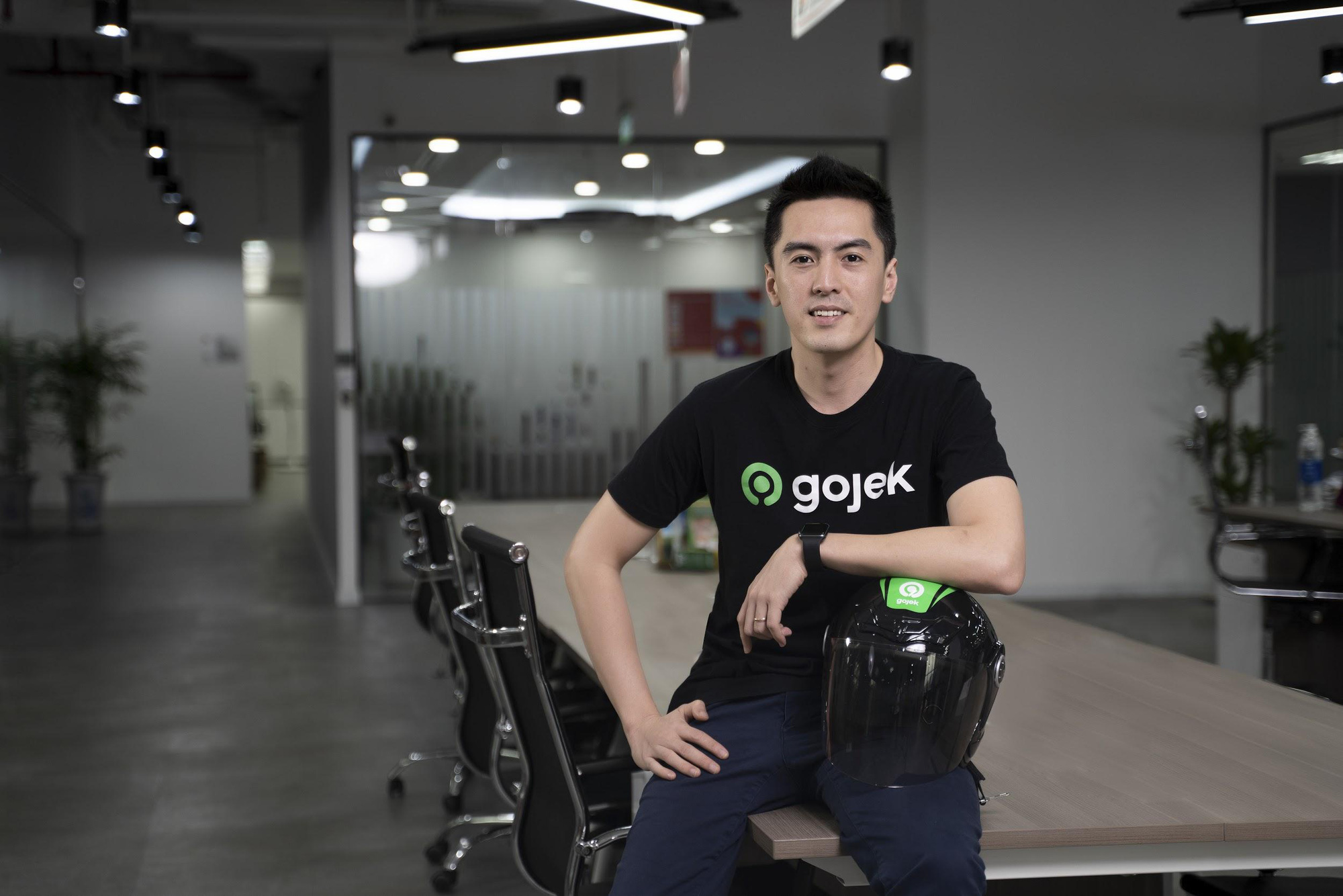 Tân CEO Gojek Việt Nam "gây bão" vì để lộ góc nghiêng khi bị chụp lén ...