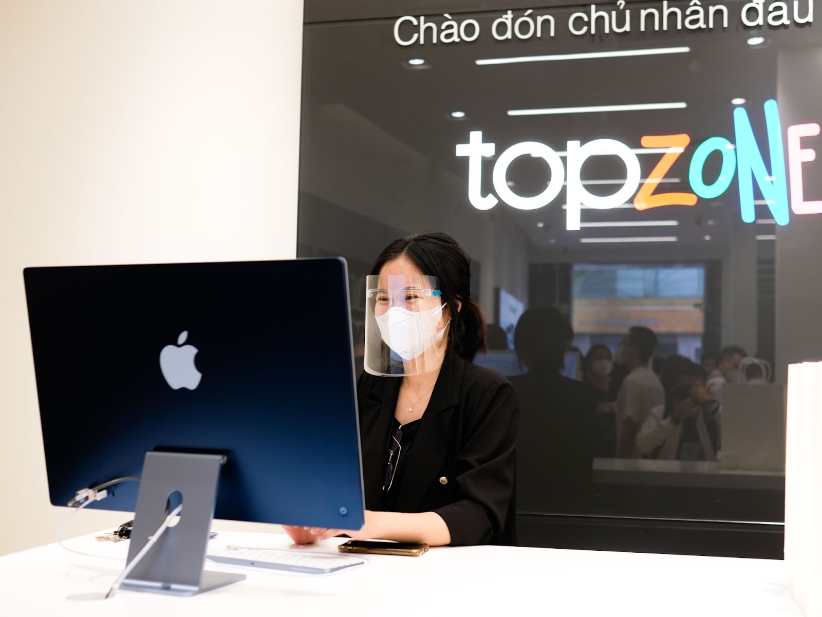 Bên trong cửa hàng TopZone đầu tiên của Thế Giới Di Động có gì?