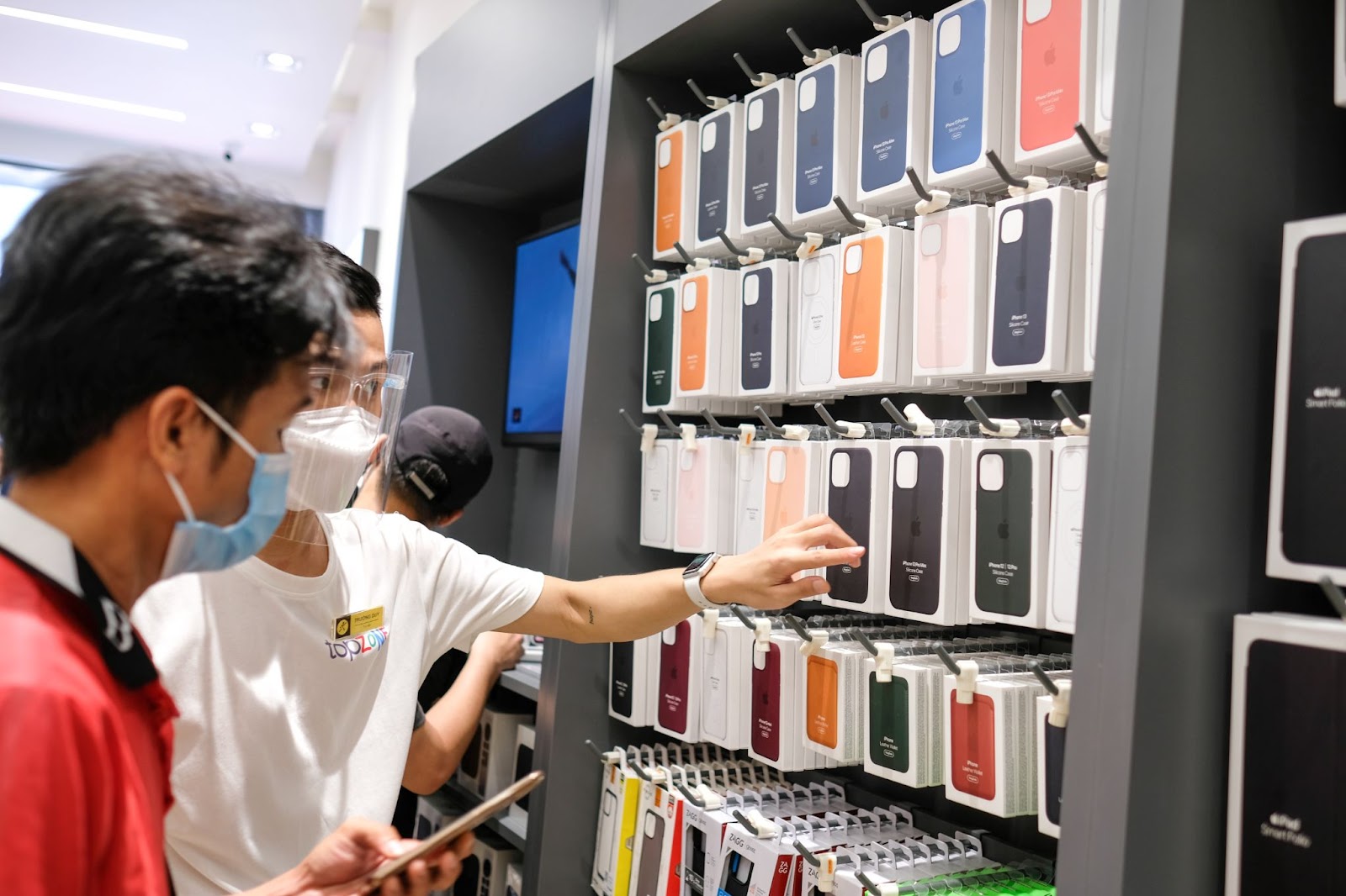 Bên trong cửa hàng TopZone đầu tiên của Thế Giới Di Động có gì?