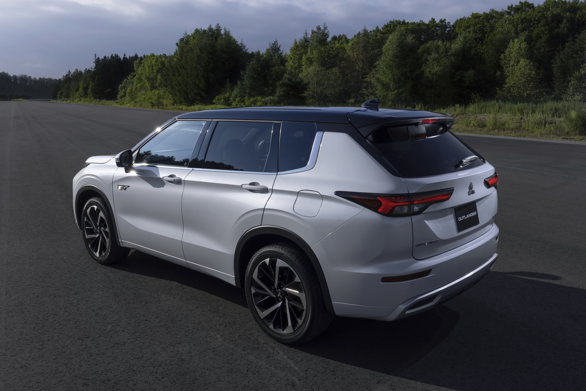 Mitsubishi Outlander 2022 bản hybrid ra mắt: Mạnh, an toàn, nhiều công ...