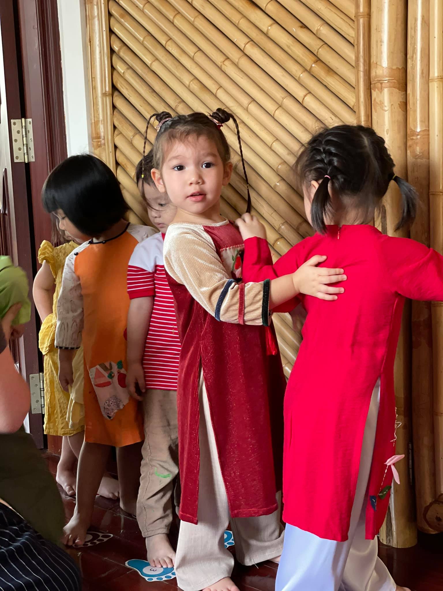 Sau 1 năm cho con đi học sớm, vợ chồng siêu mẫu Hà Anh hạnh phúc vì bé ...