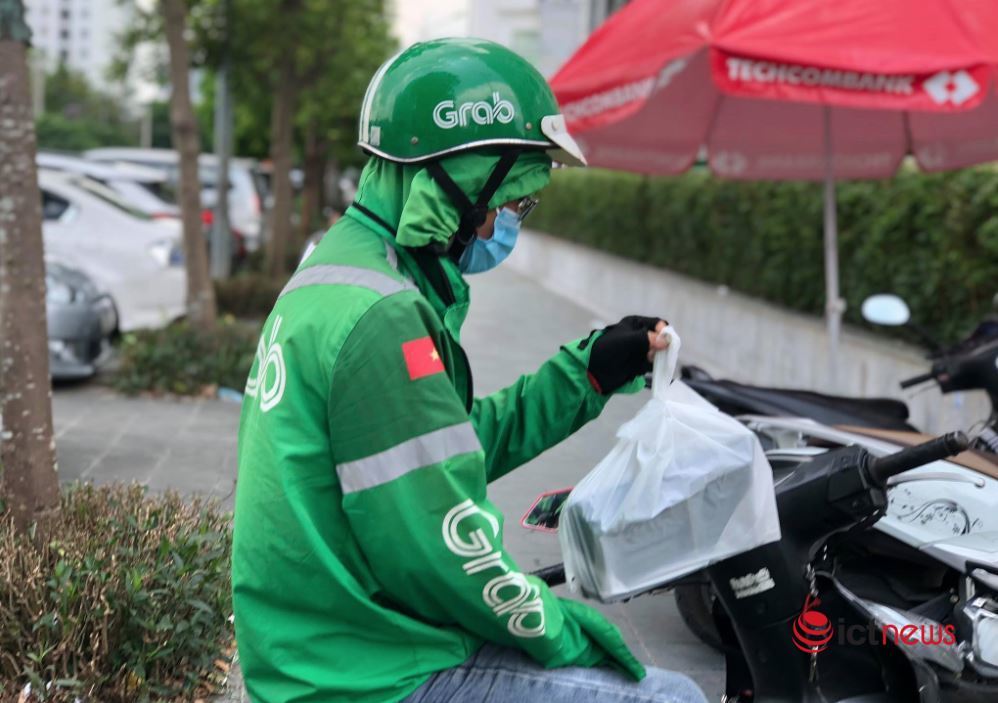Đồ ăn “chỉ bán mang về”, shipper ngược xuôi chạy vài chục đơn trong ngày