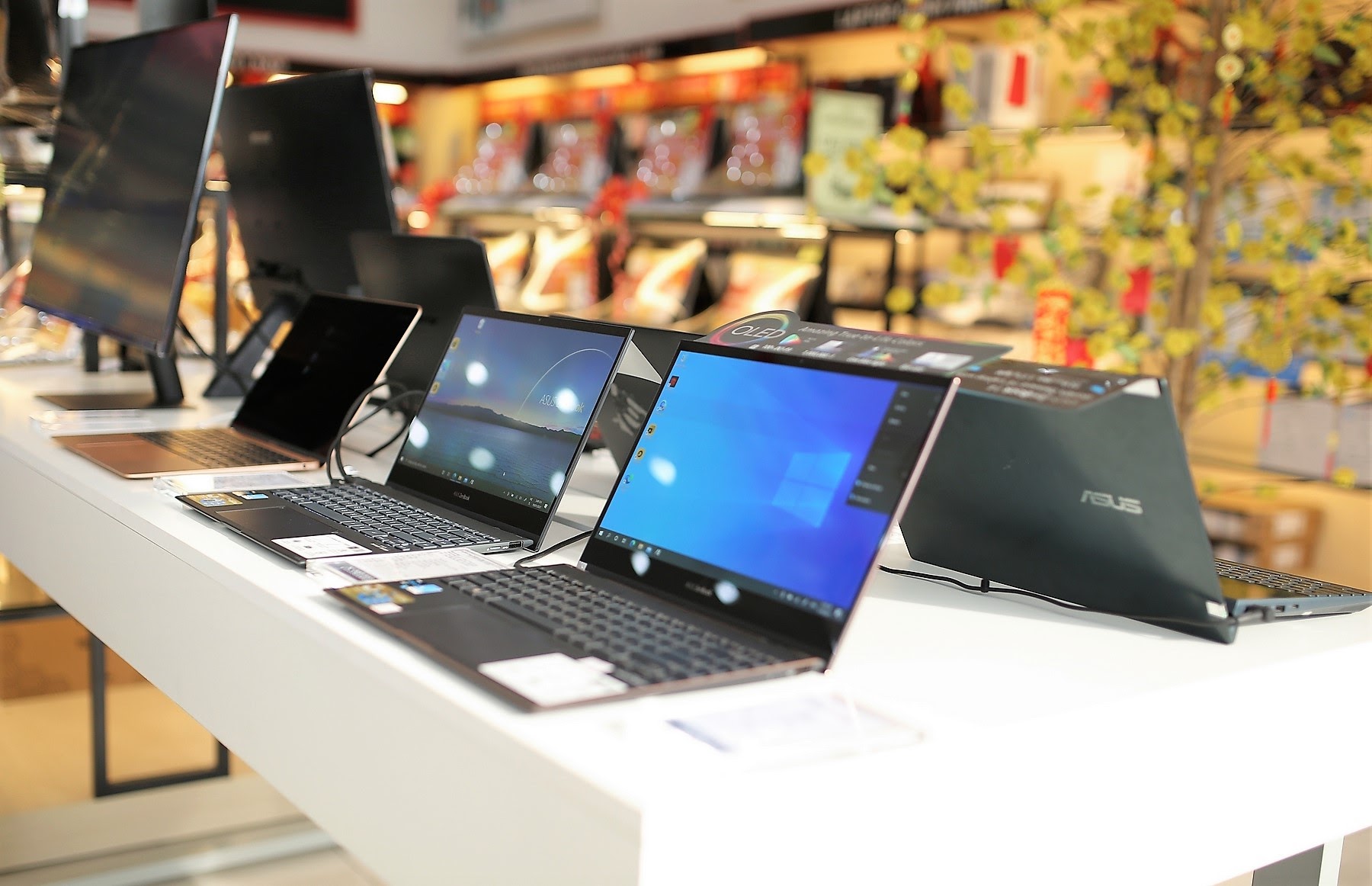 Laptop, tablet mùa khai giảng: Tăng giá, khan hàng, có tiền muốn mua ...