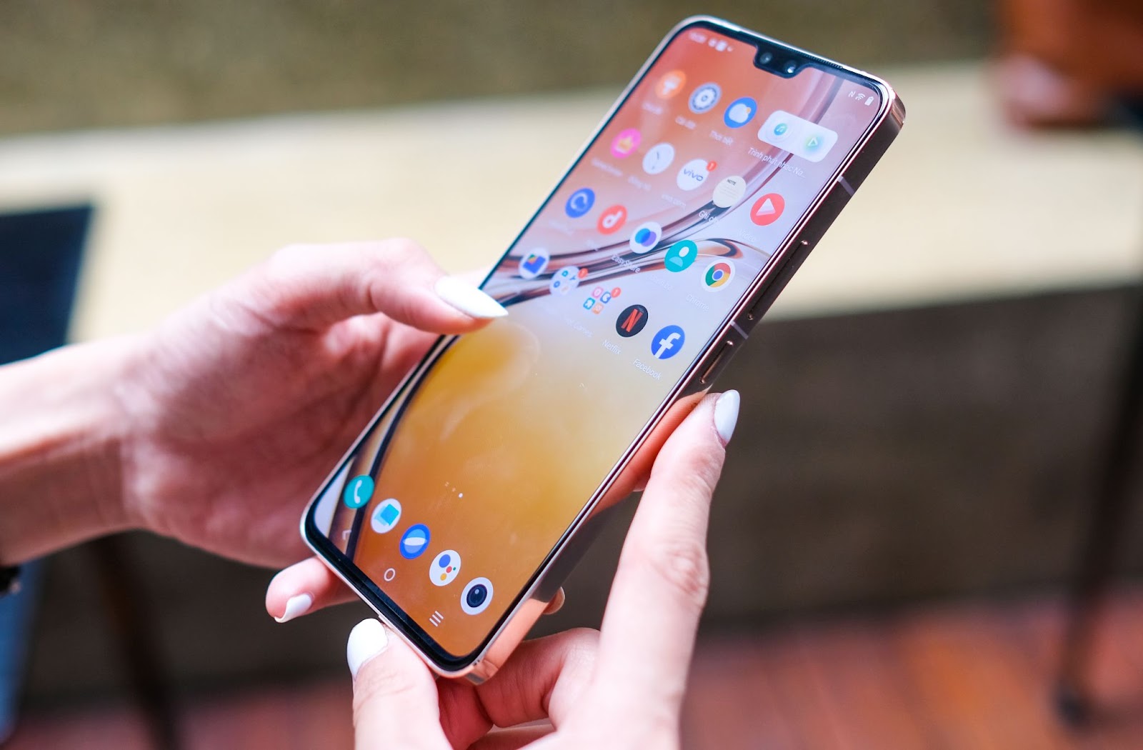 Smartphone 5G có camera selfie 50 MP, kiểu dáng giống iPhone 13