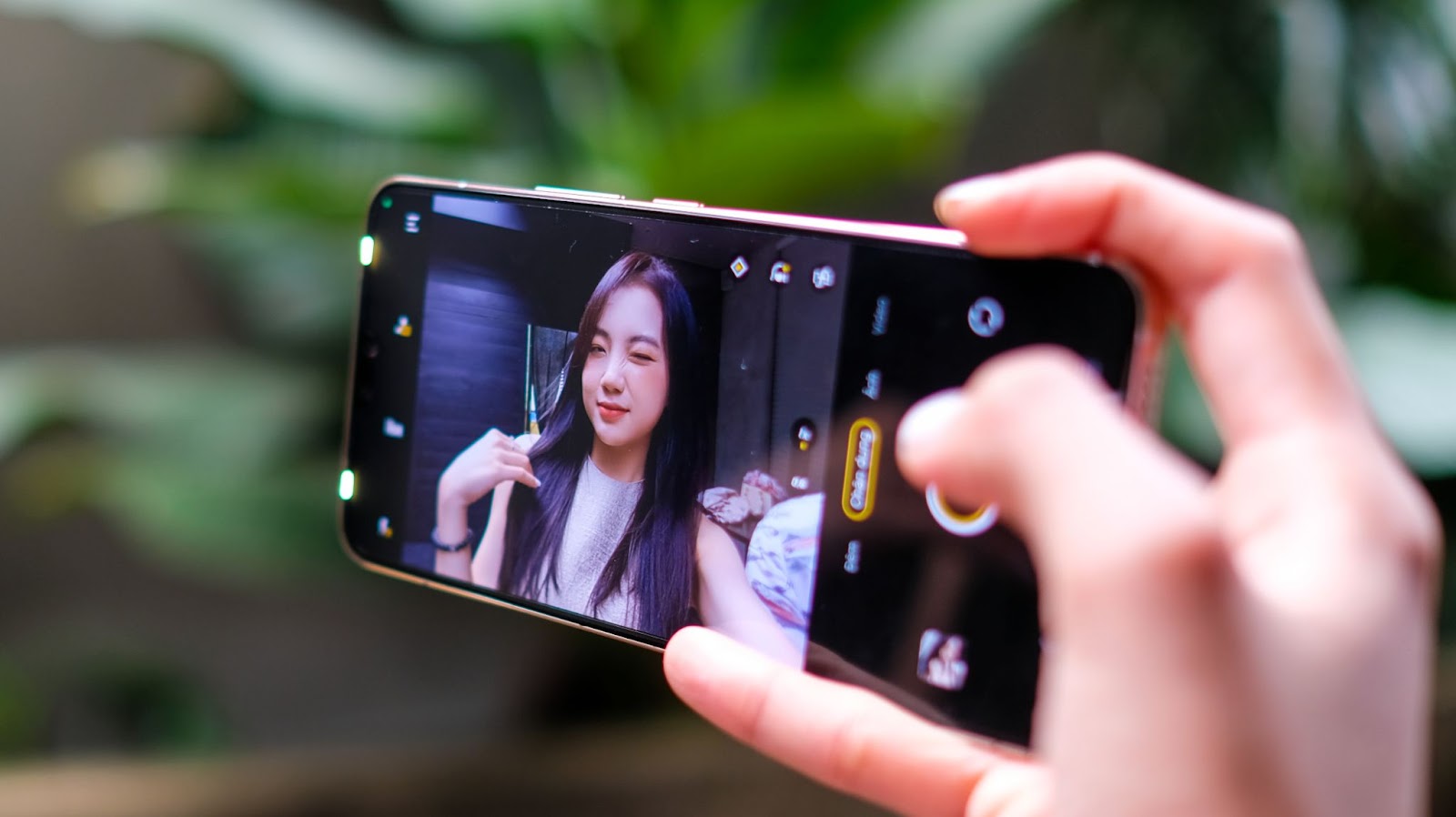 Smartphone 5G có camera selfie 50 MP, kiểu dáng giống iPhone 13