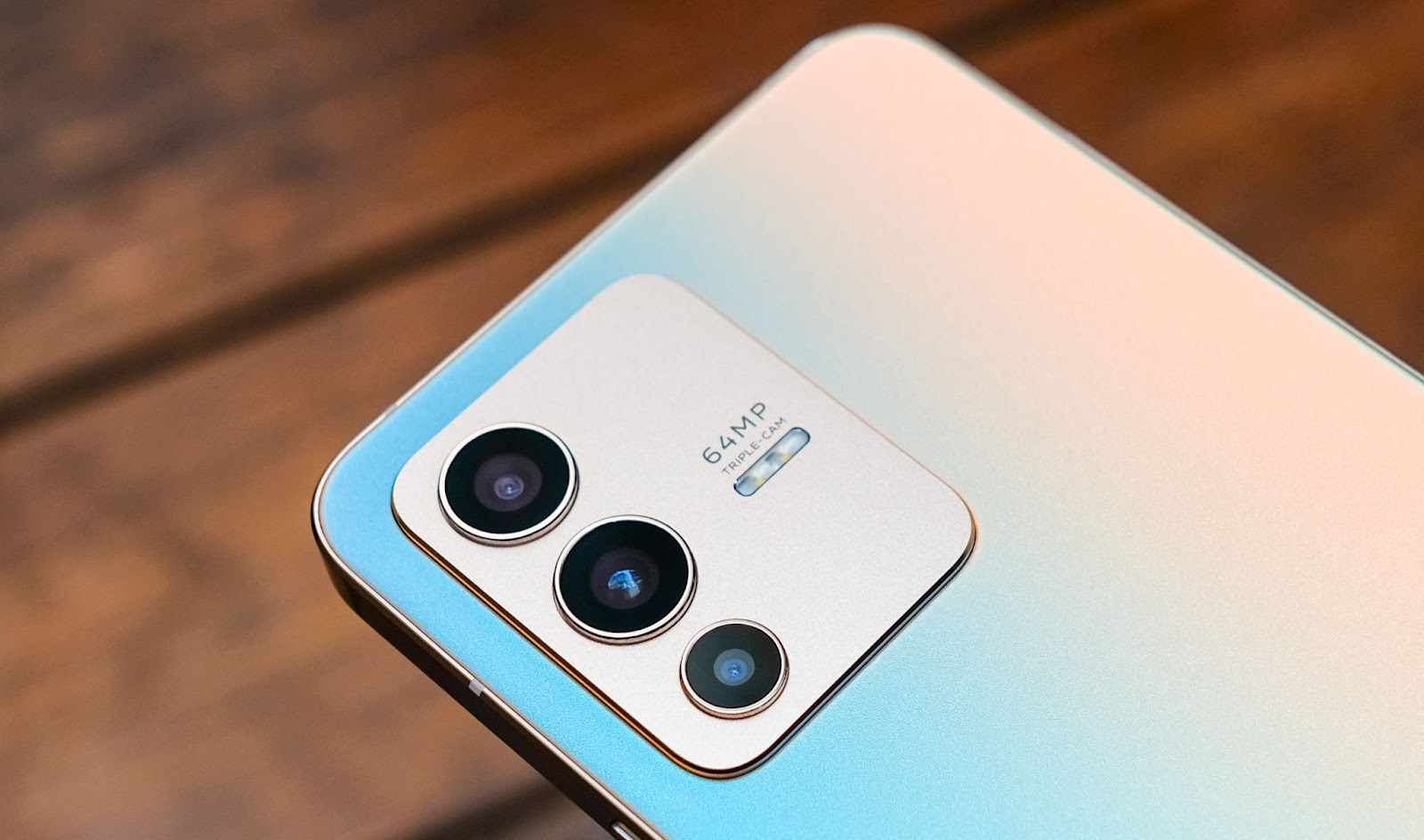 Smartphone 5G có camera selfie 50 MP, kiểu dáng giống iPhone 13