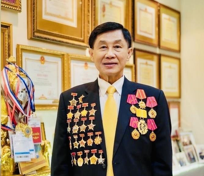 "Vua hàng hiệu" Johnathan nhắn nhủ sinh viên: Đừng phí thời gian vào ...