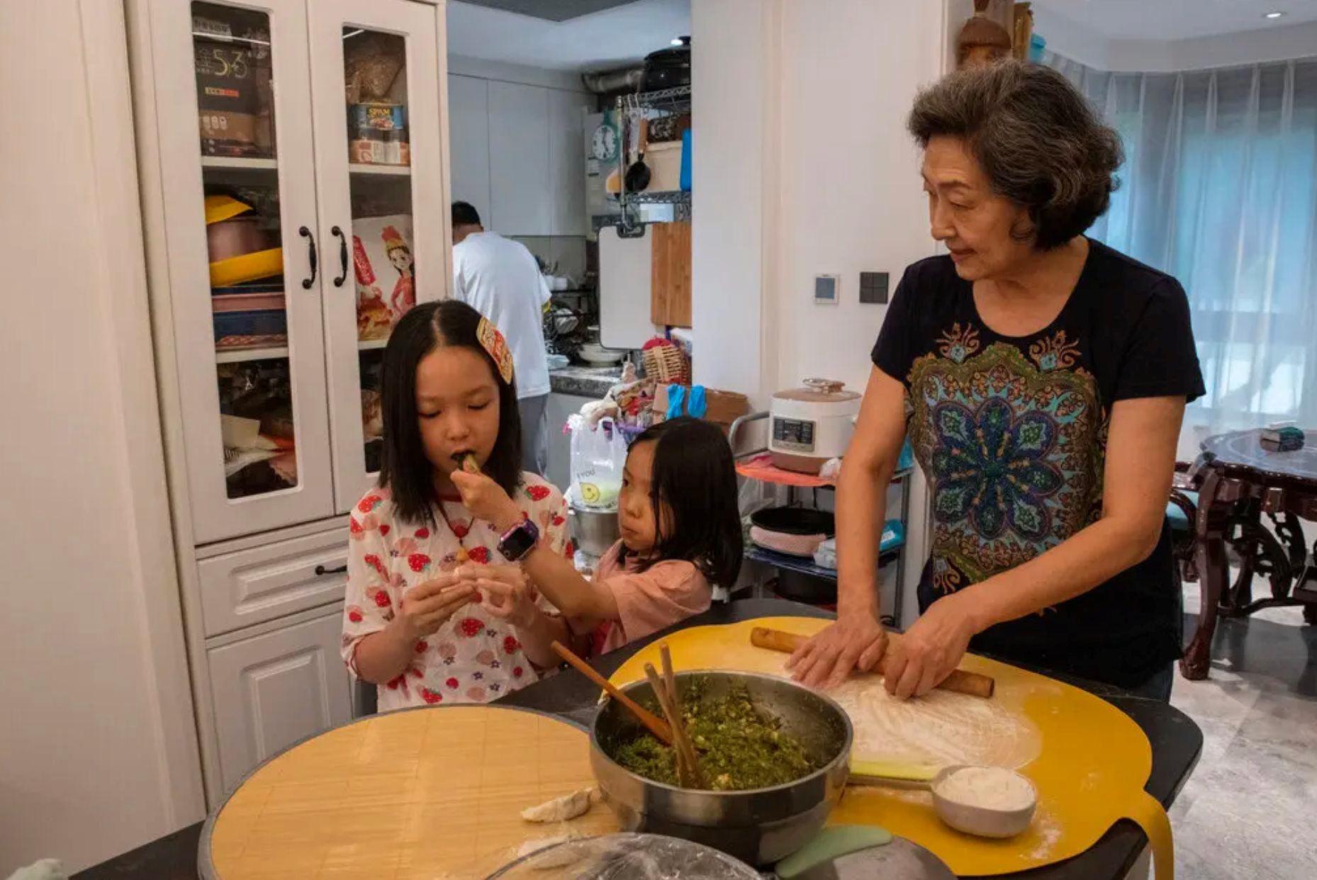 Old people in China: Daily filming TikTok, rapping, earning hundreds of ...