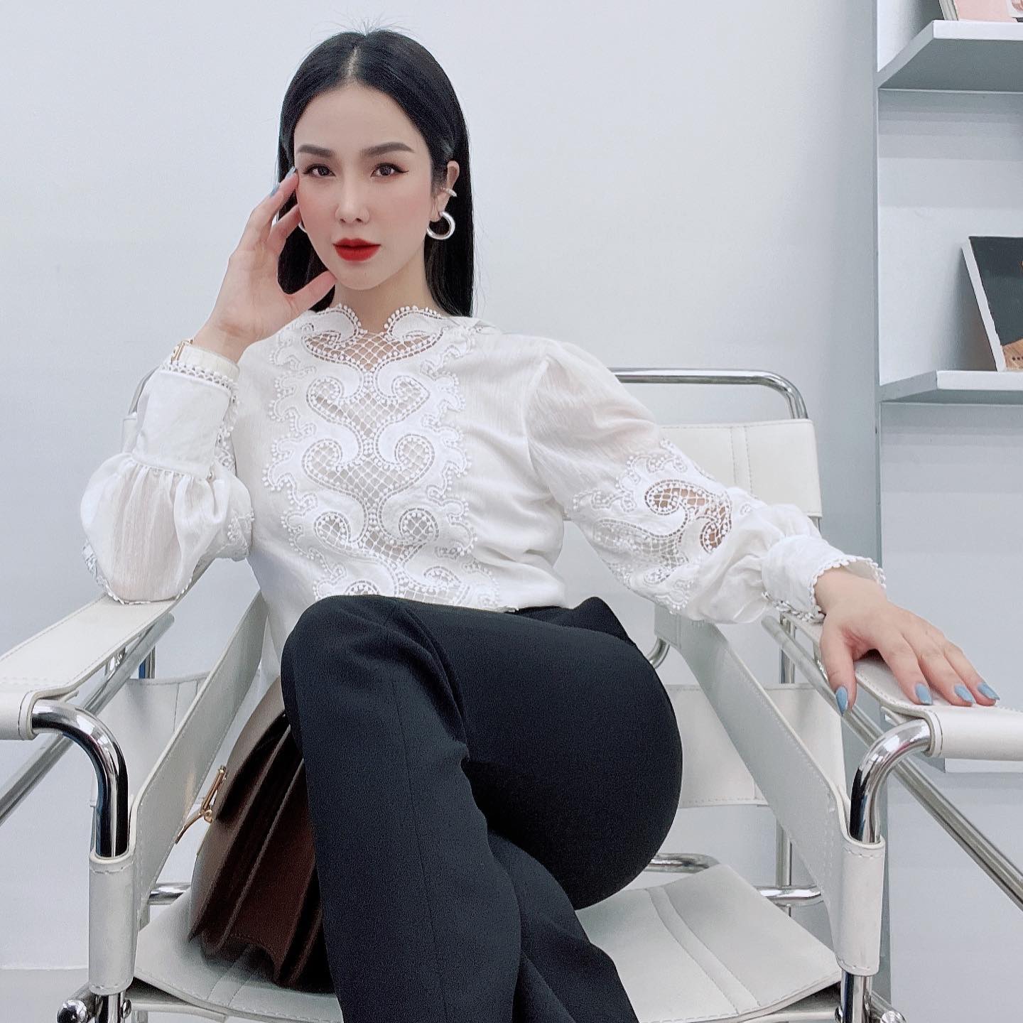 Diệp Lâm Anh Bị đuổi Khỏi Công Ty đóng Cửa Quán Lounge Và Phải Bán đồ 8116