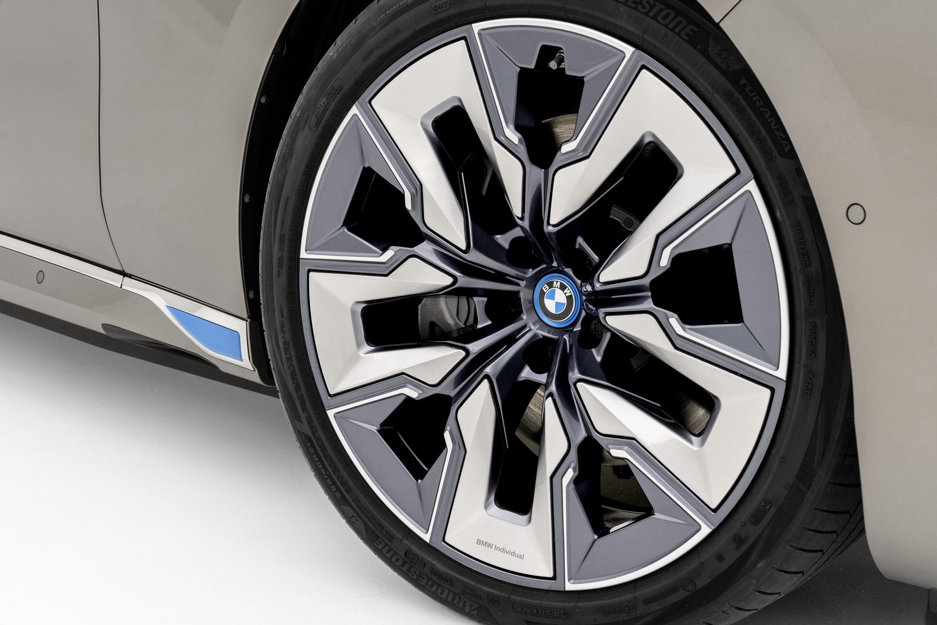 BMW vén màn sedan chạy điện đẳng cấp nhất i7 - dáng truyền thống nhưng ...