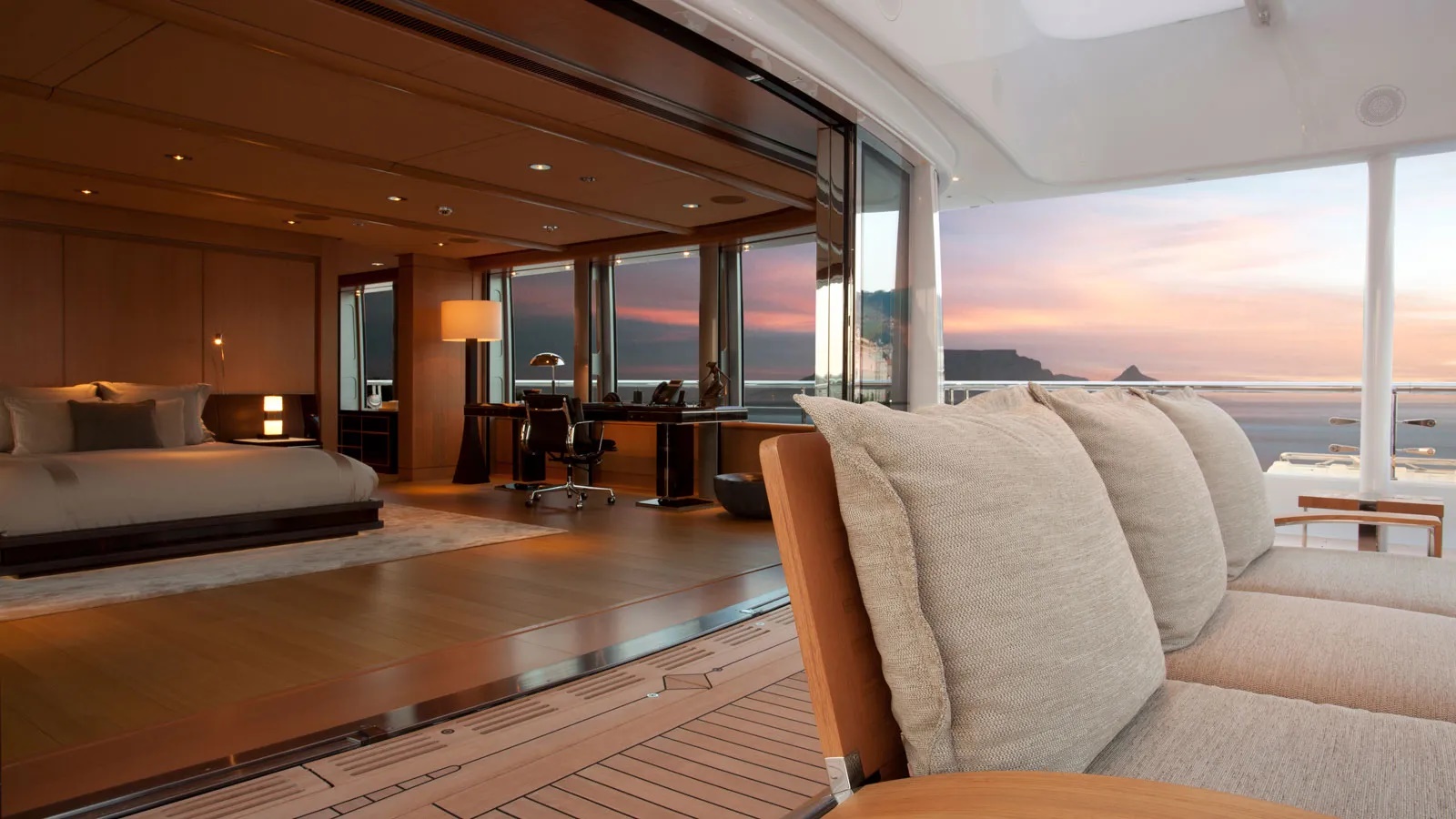 Bên trong siêu du thuyền tiện nghi đậm chất samurai Nhật Bản của tỷ phú ...