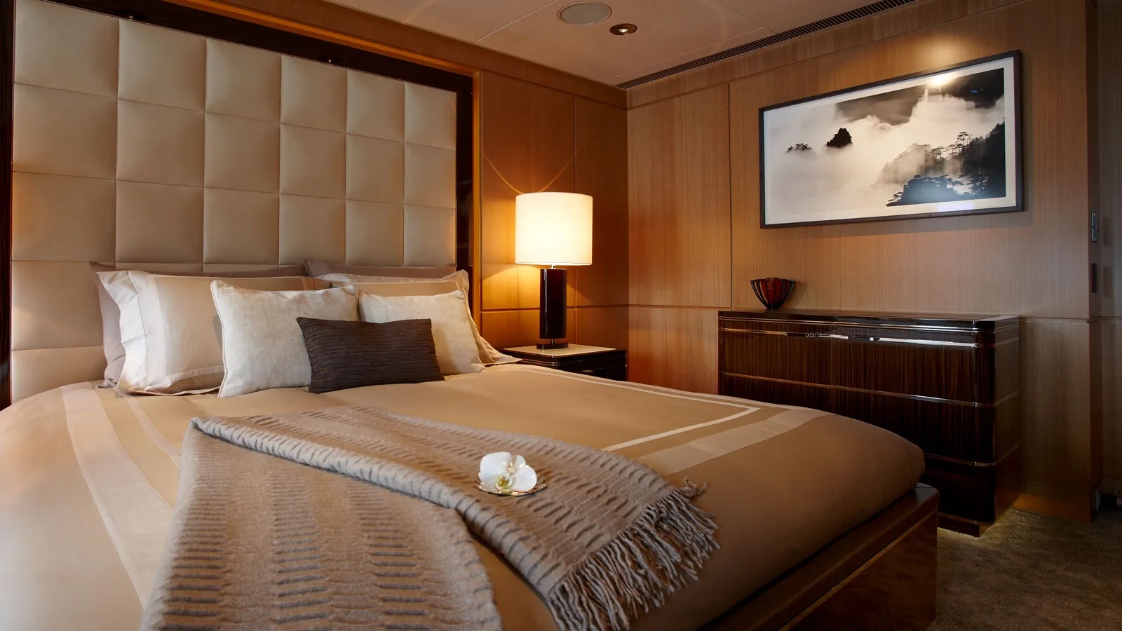 Bên trong siêu du thuyền tiện nghi đậm chất samurai Nhật Bản của tỷ phú ...