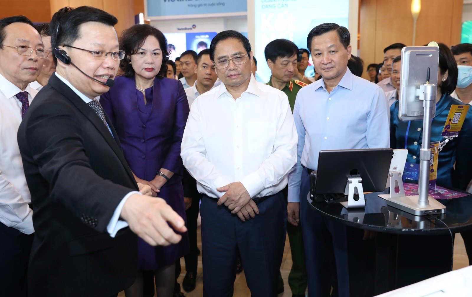 Thủ tướng Chính phủ trải nghiệm LiveBank 24/7, VoicePay của TPBank tại ...