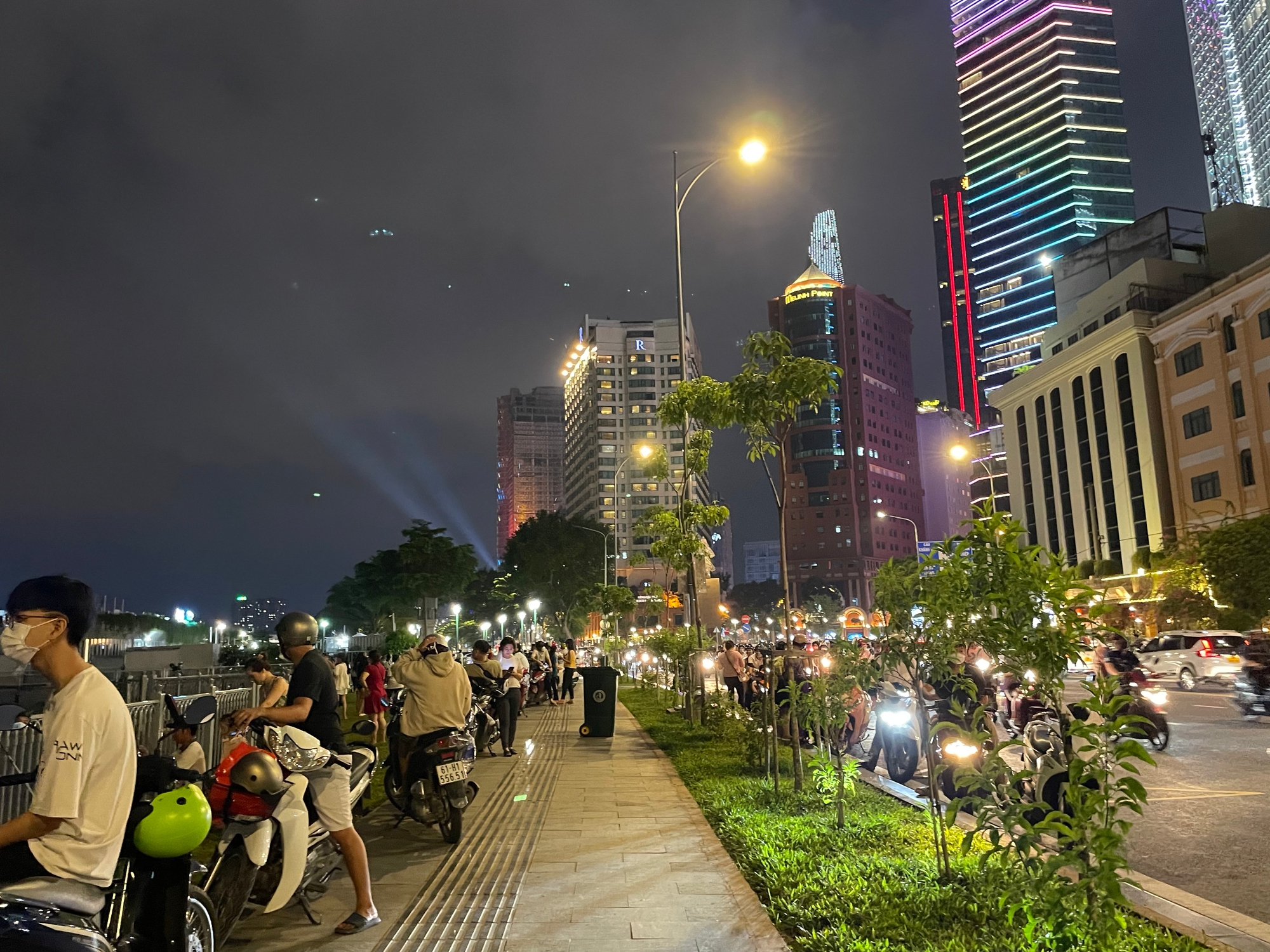 Hàng trăm người Sài Gòn "xí chỗ" kín công viên Bạch Đằng chờ xem khinh ...