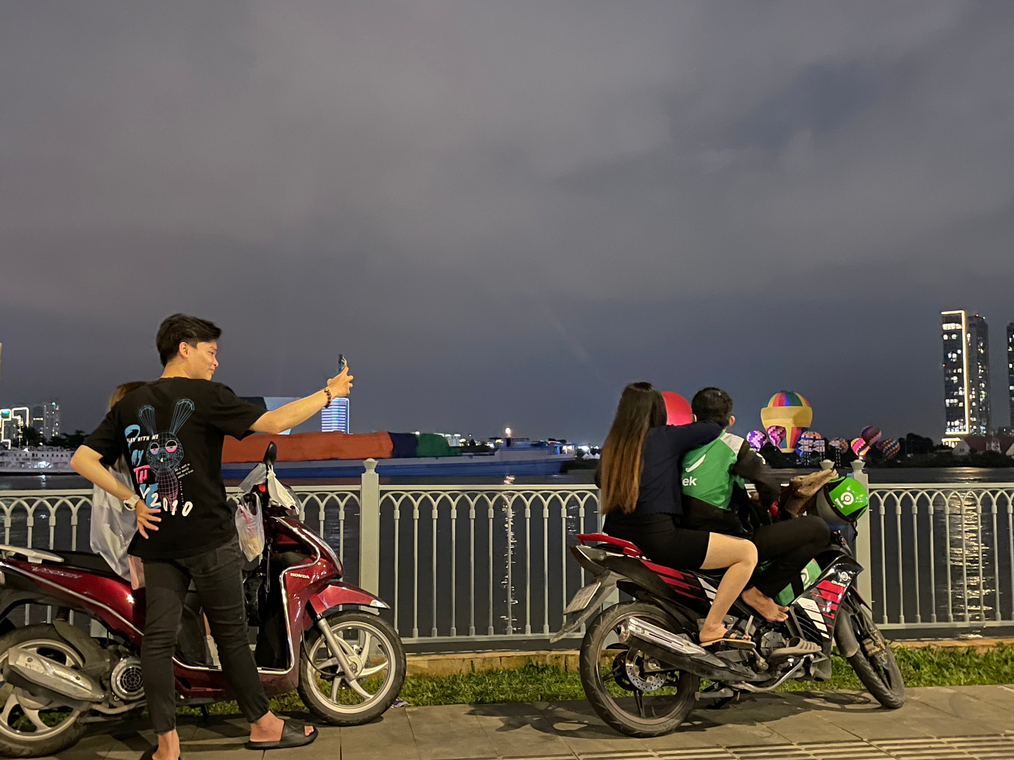 Hàng trăm người Sài Gòn "xí chỗ" kín công viên Bạch Đằng chờ xem khinh ...