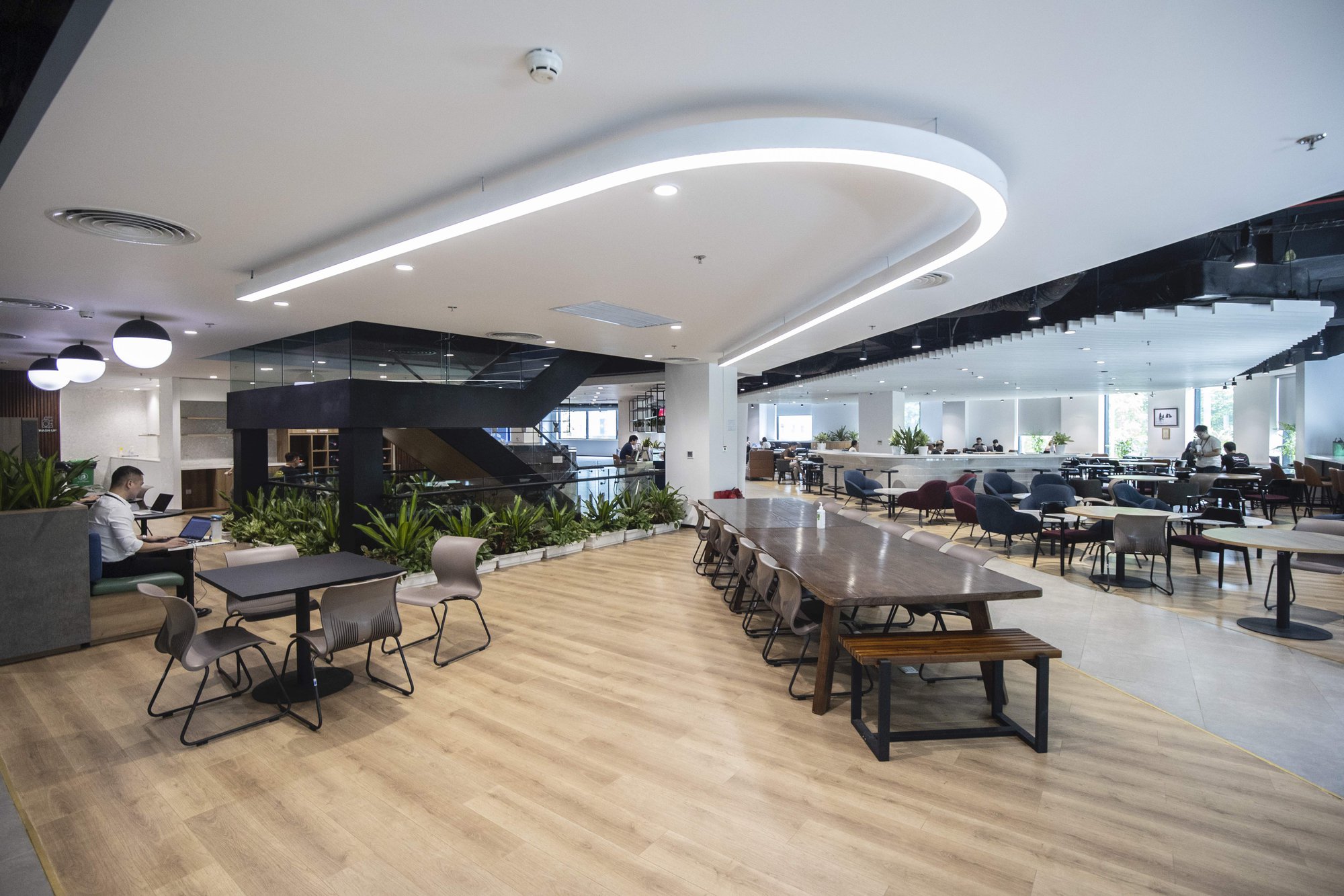 Có gì bên trong đại bản doanh của One Mount - Tập đoàn đứng sau VinID ...