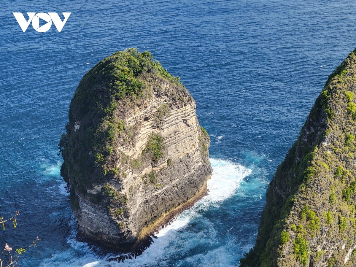 Khám phá "sống lưng khủng long" tuyệt mỹ trên đảo Nusa Penida ở Bali
