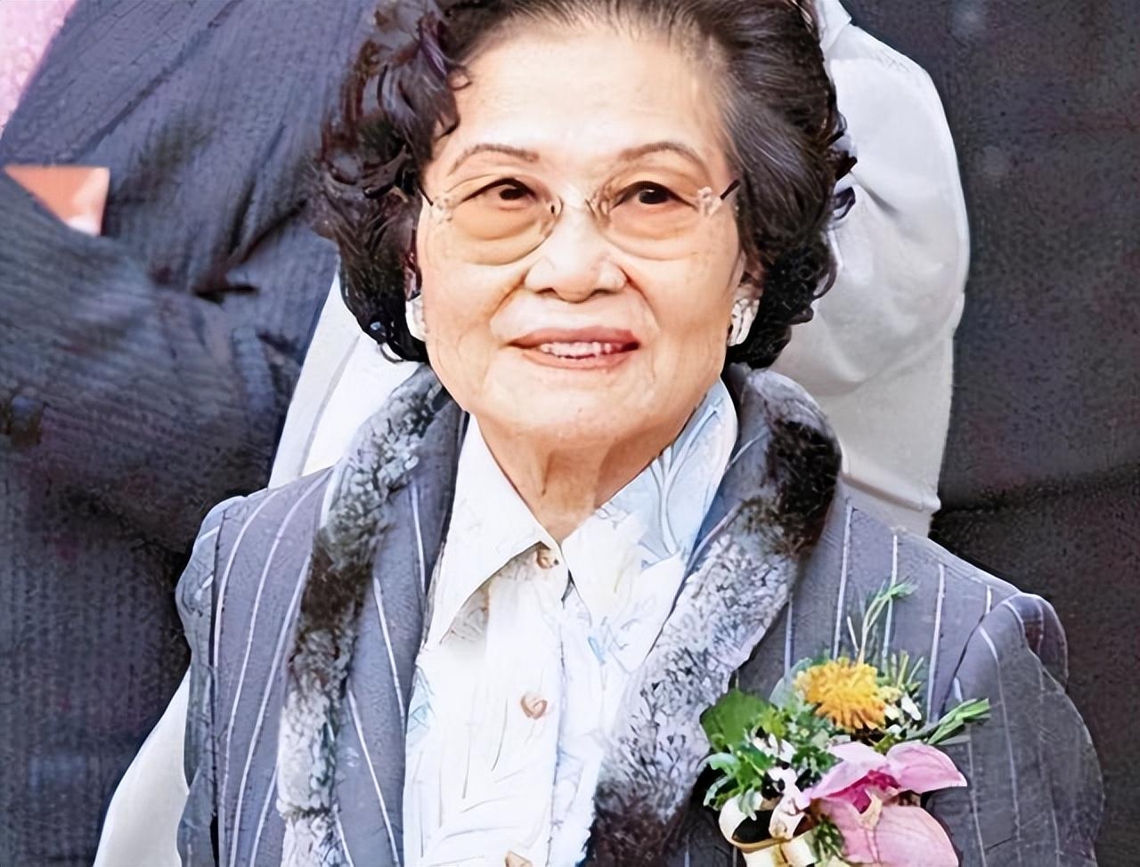 Lão bà huyền thoại 90 tuổi lèo lái tập đàn nghìn tỷ, "vượt mặt" cả Lý ...