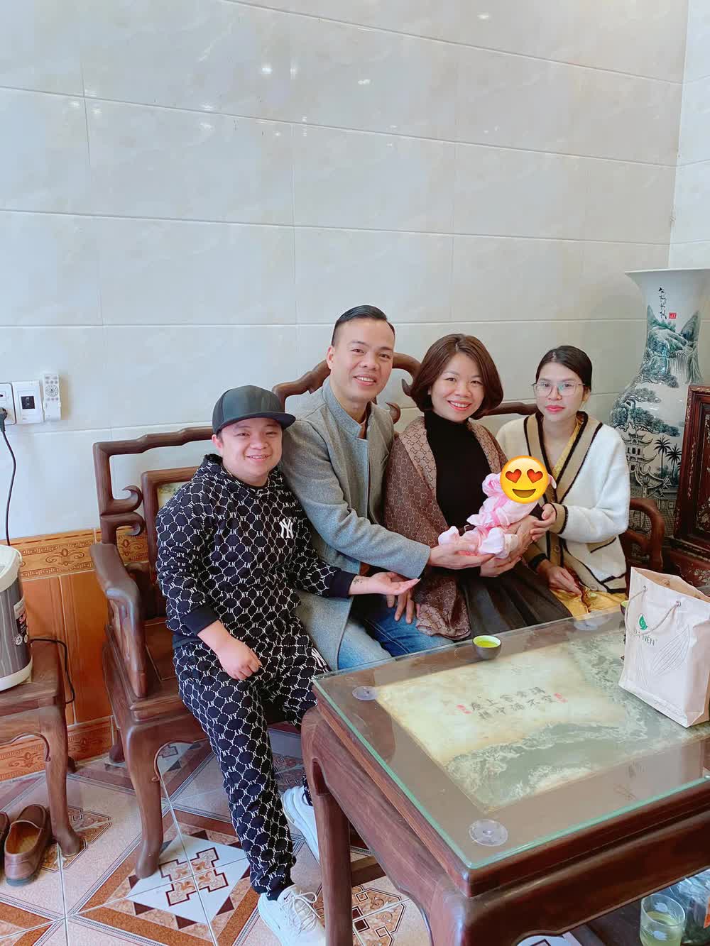 Cuộc sống hiện tại của người đàn ông cao 1m37 lấy vợ 1m62: Đã có con ...