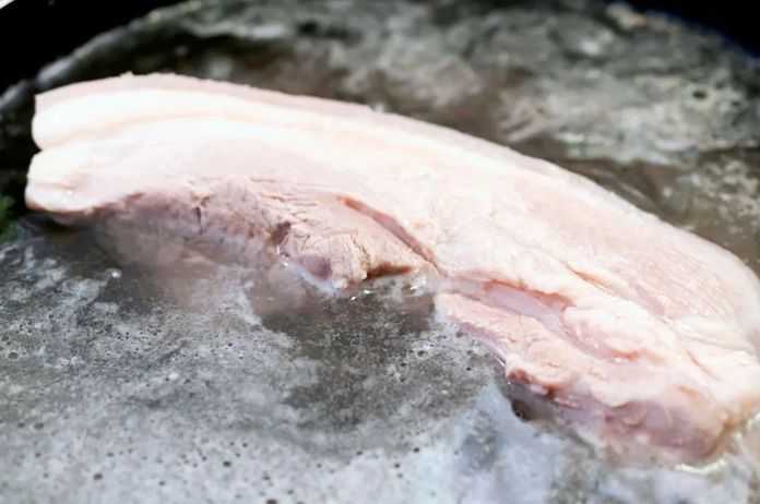 Harmful effects of soaking meat in water to defrost