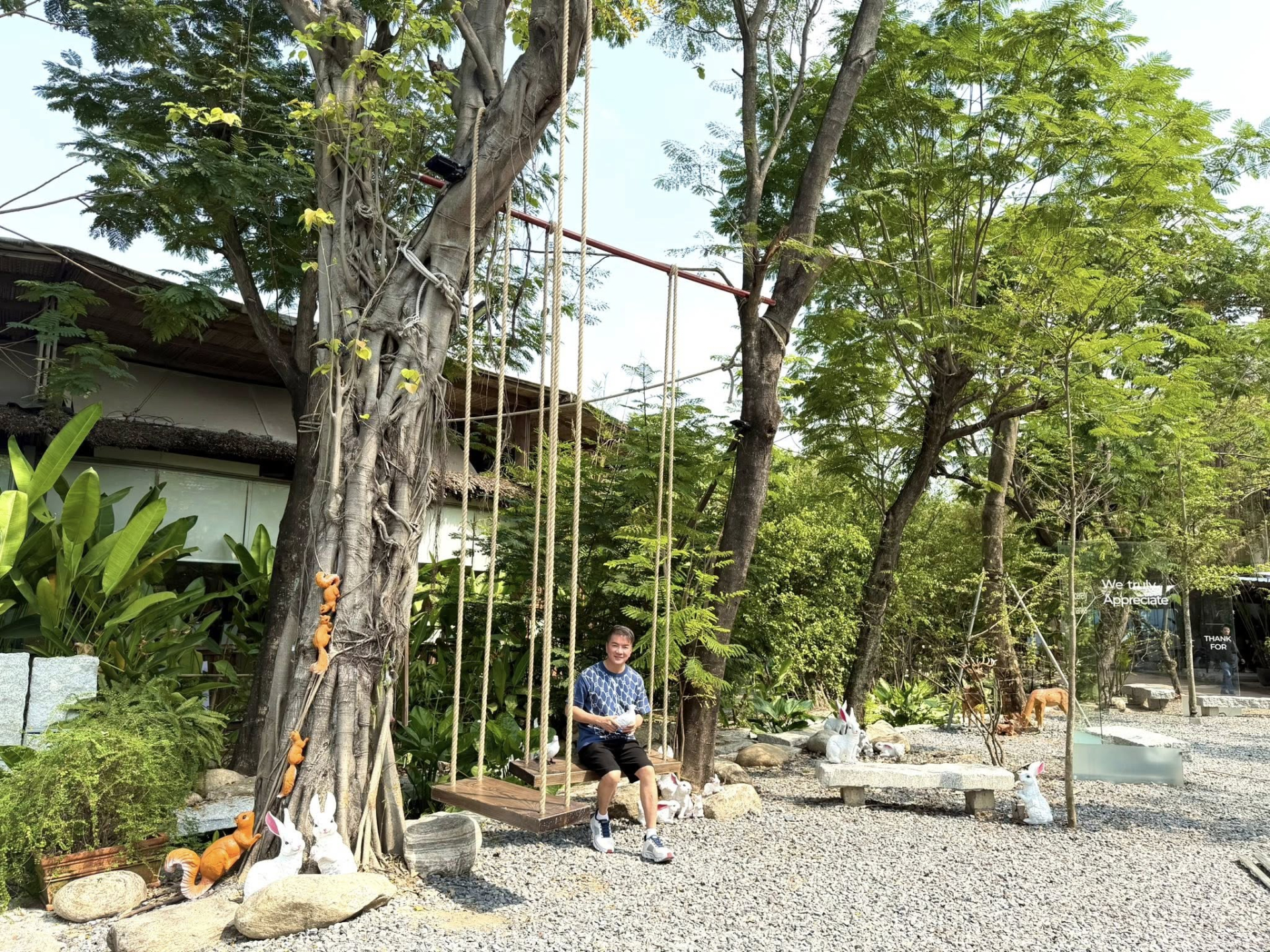 Cận cảnh nơi bán cafe của "ông hoàng nhạc Việt" đình đám một thời ở tuổi 55