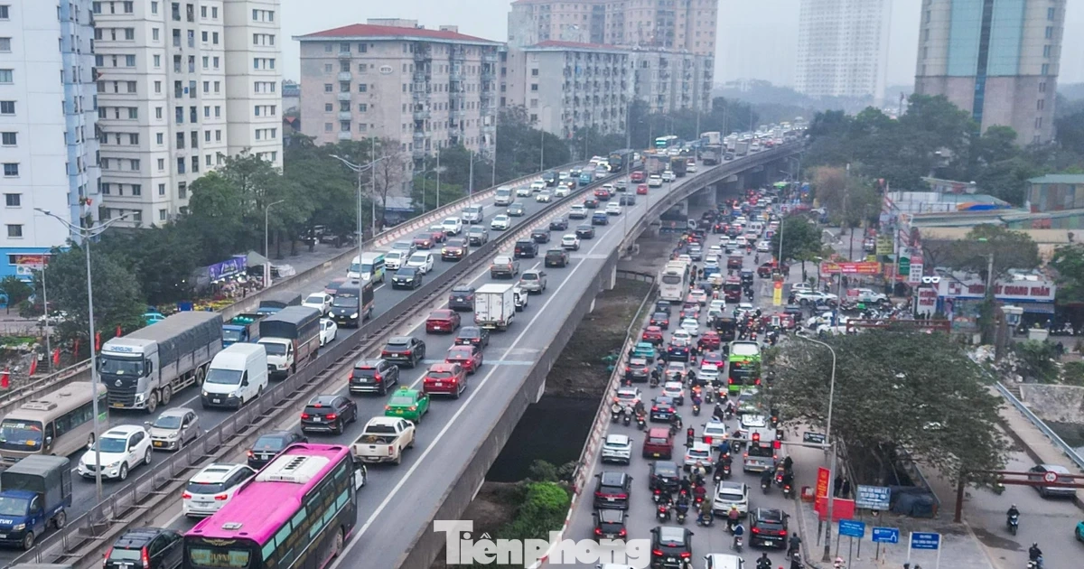 Dòng xe ùn ùn rời phố về quê nghỉ Tết, cửa ngõ Thủ đô tắc cứng
