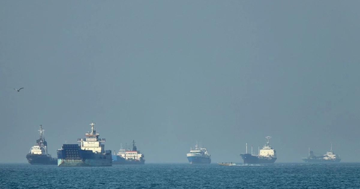 Mỹ 'âm thầm' dẫn đường cho tàu hàng qua eo biển Hormuz, khoảng 70 ...
