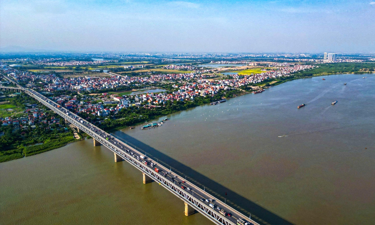 Thành phố bên sông và 'giới hạn đỏ' của sông Hồng