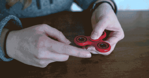 Con quay giải trí gây sốt toàn cầu: Có gì trong con quay làm bằng vàng ...