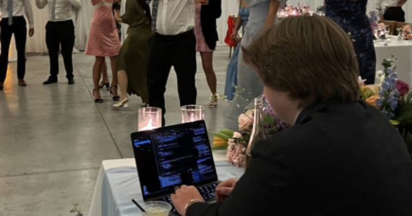 Sáng lập startup ngồi code giữa đám cưới của mình, dân mạng mỉa mai thậm tệ