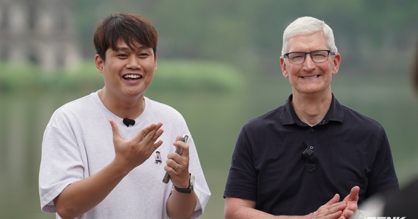 Tim Cook có mặt tại Hồ Hoàn Kiếm, giao lưu cùng Duy Thẩm và báo chí