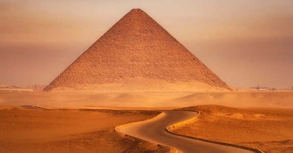 Bên trong Kim tự tháp Đỏ có gì mà travel blogger nổi tiếng đăng video ...