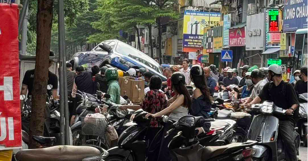 Ô tô bán tải lùi tông hàng loạt xe máy, cuốn người xuống gầm xe